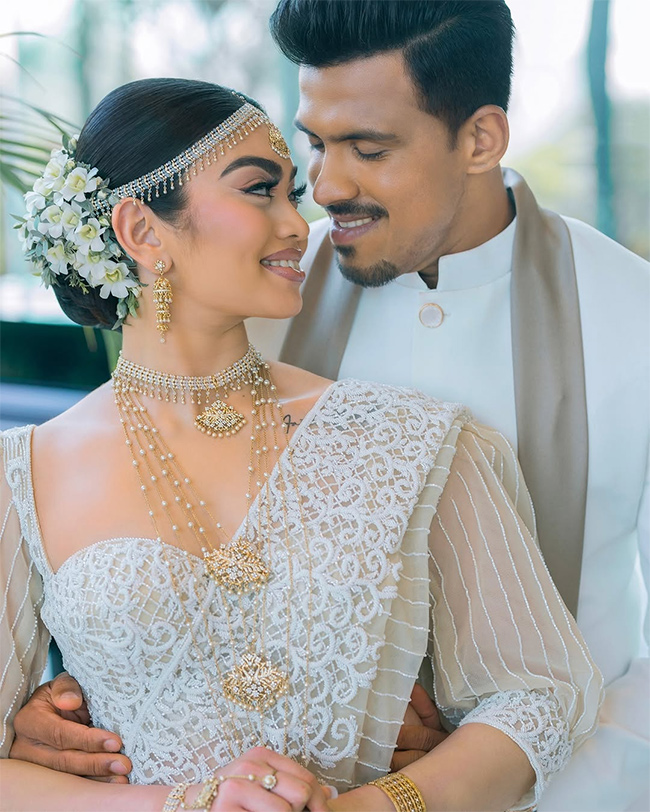 పెళ్లి బంధంలో అడుగుపెట్టిన మహీశ్‌ తీక్షణ.. అమ్మాయి ఎవరంటే? (ఫొటోలు) | Maheesh Theekshana Wedding ...